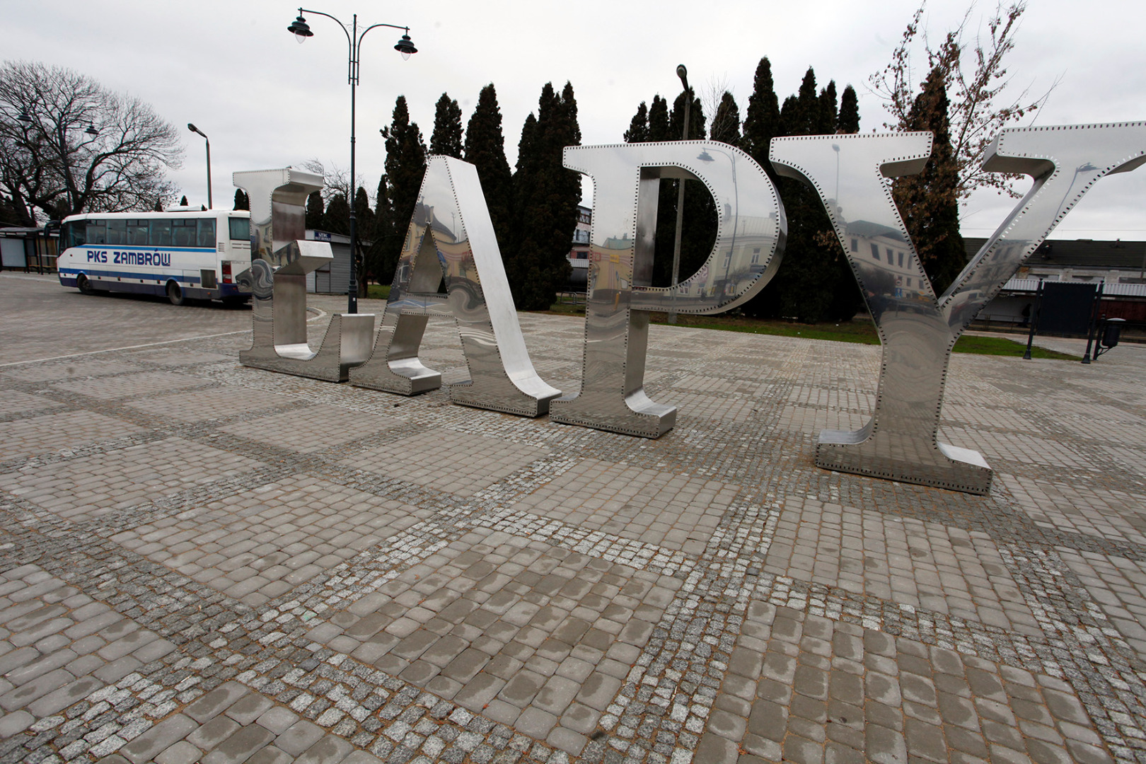 Wiadomości - Bezpiecznie i ładnie w centrum przesiadkowym w Łapach